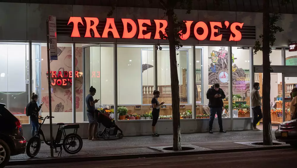 Etalase Trader Joe pada waktu malam