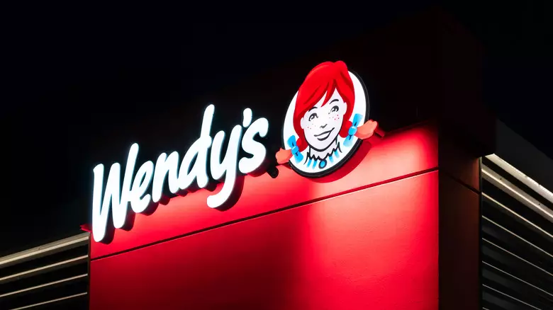 El letrero de Wendy por la noche