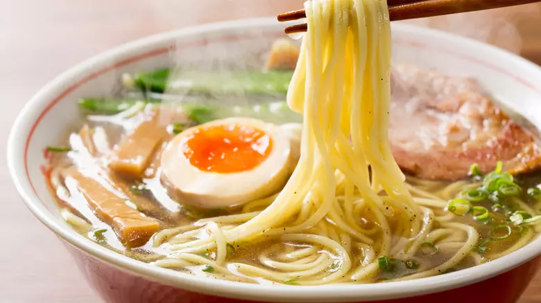 ພູ Vs. Ramen: ຄວາມແຕກຕ່າງແມ່ນຫຍັງ?