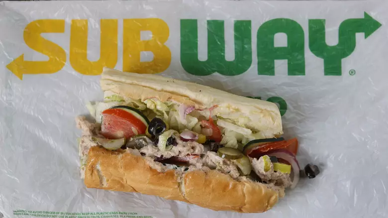 Subway-Thunfisch-Sandwich auf einer Subway-Hülle