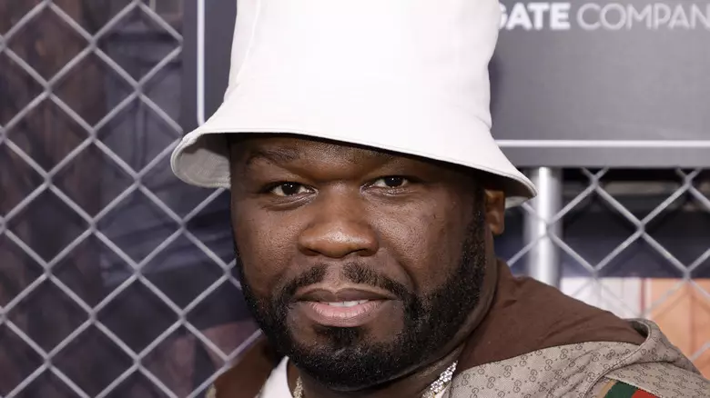 50 Cent yn gwisgo het fwced