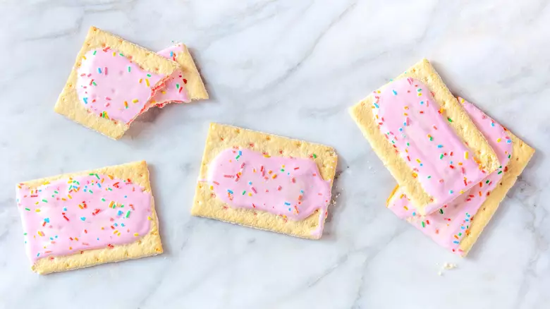 Pop-Tarts izoztu arrosak marmolezko atzeko planoan