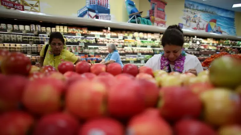 Pelanggan berbelanja di Trader Joe's