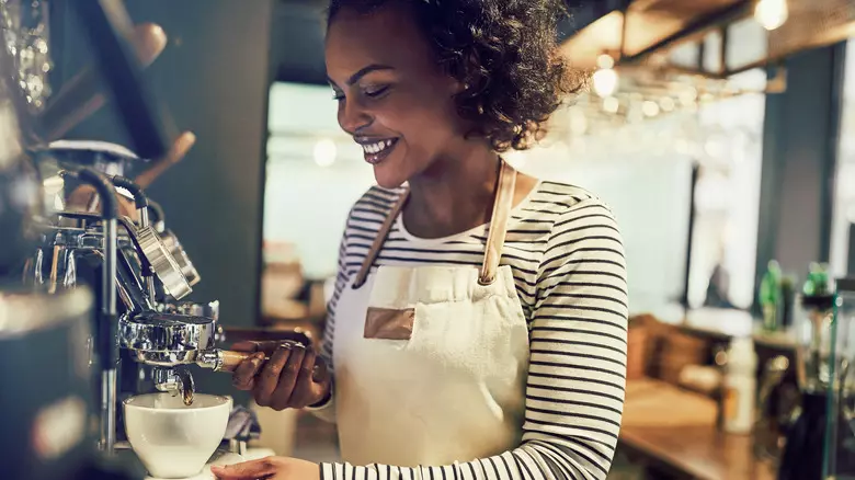 Barista, uso nga coffee shop, espesso machine.