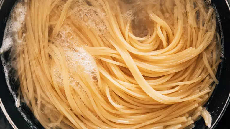 Cuisson des spaghettis en marmite