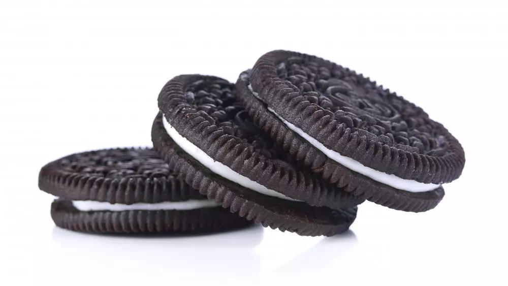 Сіз таң қалатын ингредиент Oreo толтыруында жетіспейді