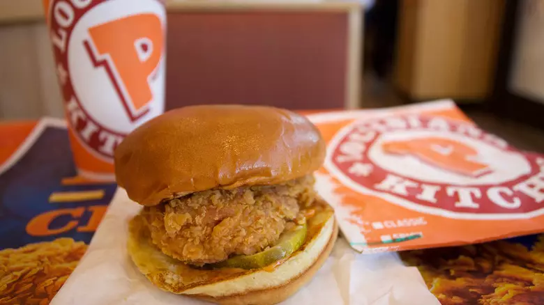 Popeyes kyllingesandwich på bakke