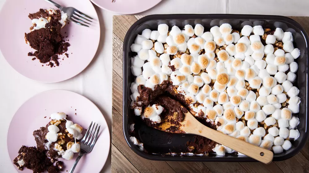 Mississippi-moddercake gegarneerd met marshmallows in een pan