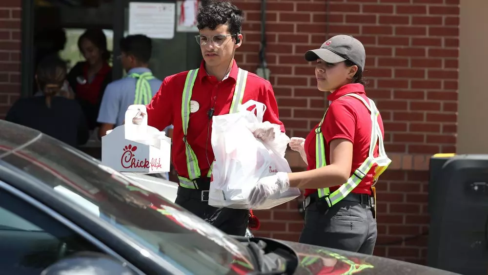 Chick-fil-A çalışanları kaldırım kenarındaki teslim alma noktasında