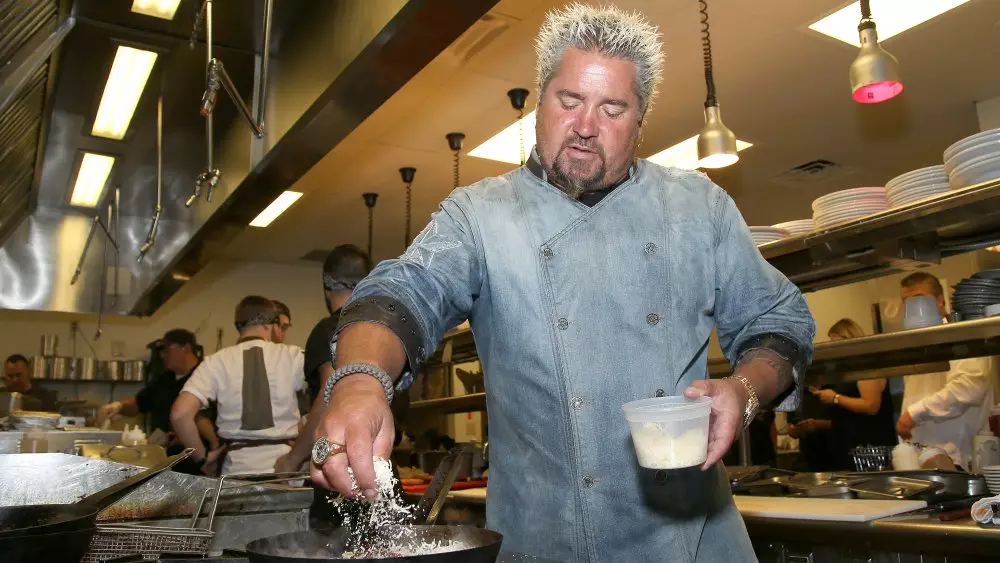 ນີ້ແມ່ນຄວາມລັບຂອງ Guy Fieri ເພື່ອຊອດຊີດທີ່ສົມບູນແບບ