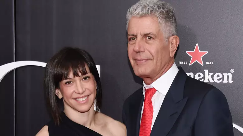 Anthony Bourdain bersama bekas isteri Ottavia Busia di sebelahnya