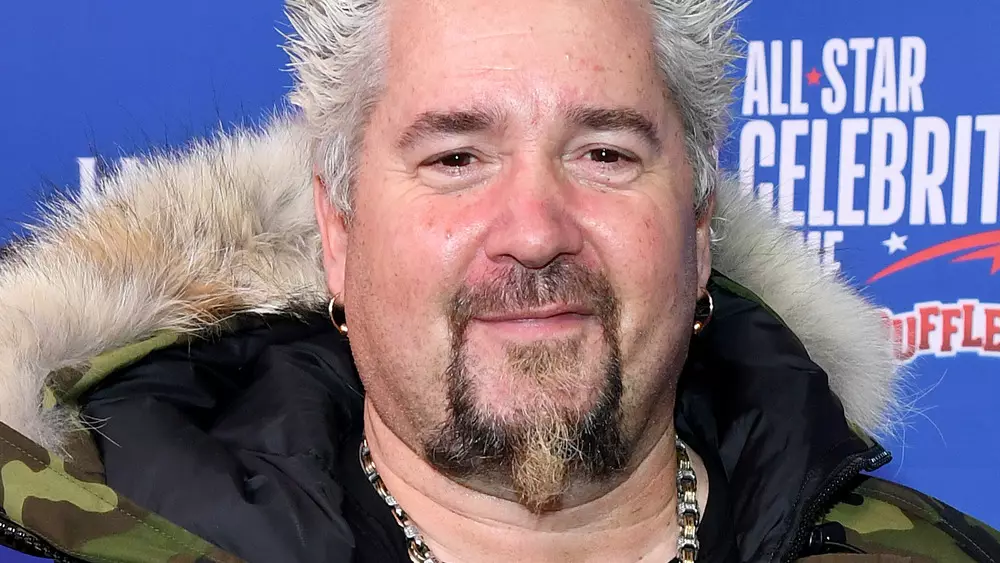 Guy Fieri poserer