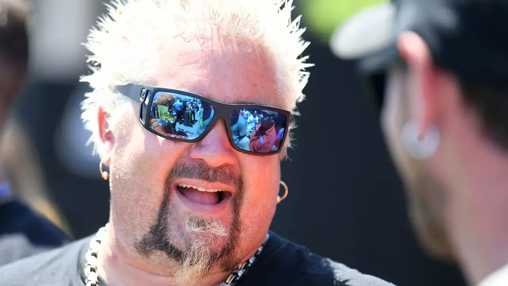 Et nærbillede af Guy Fieri