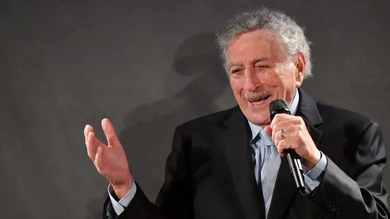 Tony Bennett akuyankhula