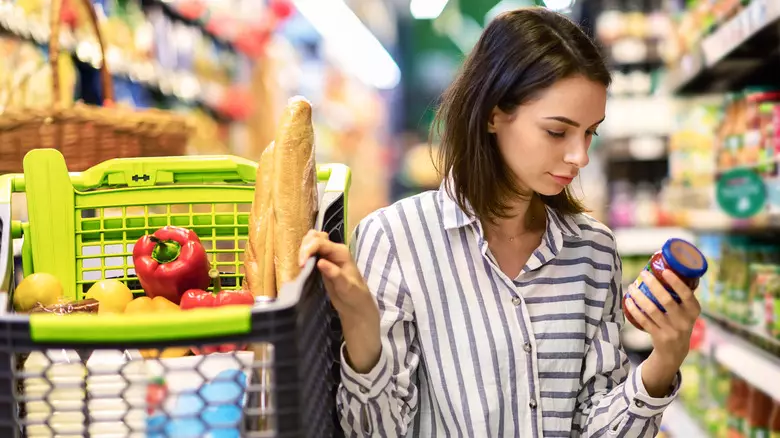 Shopper onderzoekt een etiket van een kruidenierswinkel