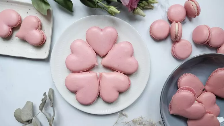 macarons en forme de coeur avec des fleurs