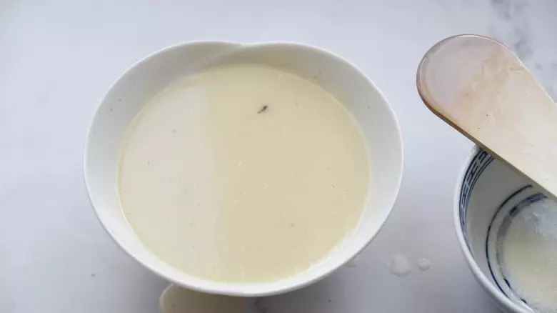ganache coklat putih dalam mangkuk