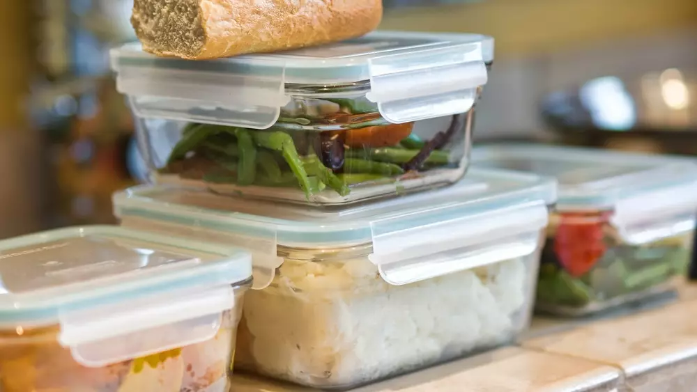 Potraviny skladované v plastových nádobách