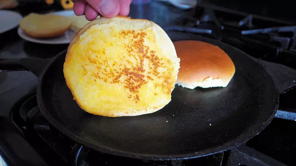 نان بریوش برشته شده برای ساندویچ مرغ کپی پاپیس