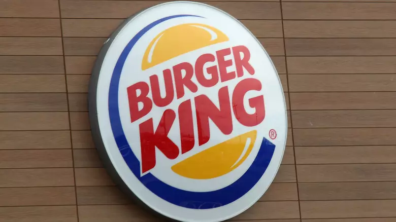 Tanda Burger King di latar belakang kayu