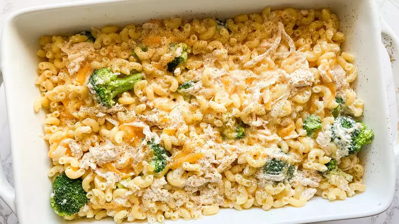 puting baking dish na puno ng chicken broccoli mac at cheese