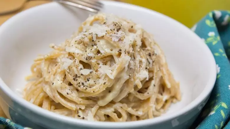 bunton ng pasta carbonara na nakatambak sa puting mangkok