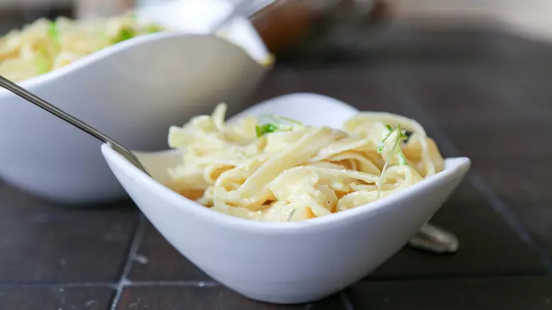 каймактуу fettucine Alfredo менен толуп табак