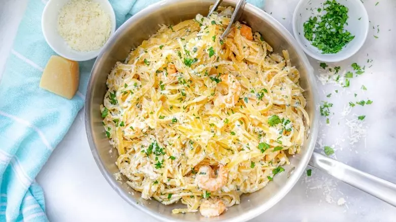 chảo tôm fettuccine Alfredo