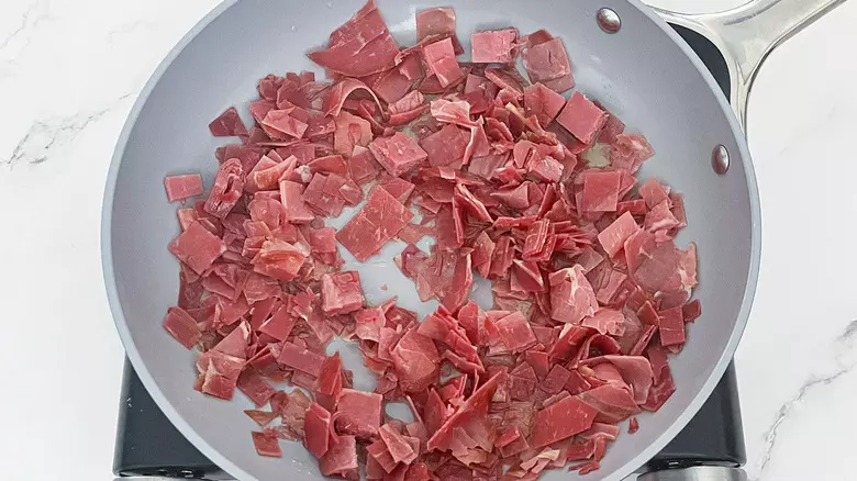 ψιλοκομμένο μοσχαρίσιο κρέας στο τηγάνι