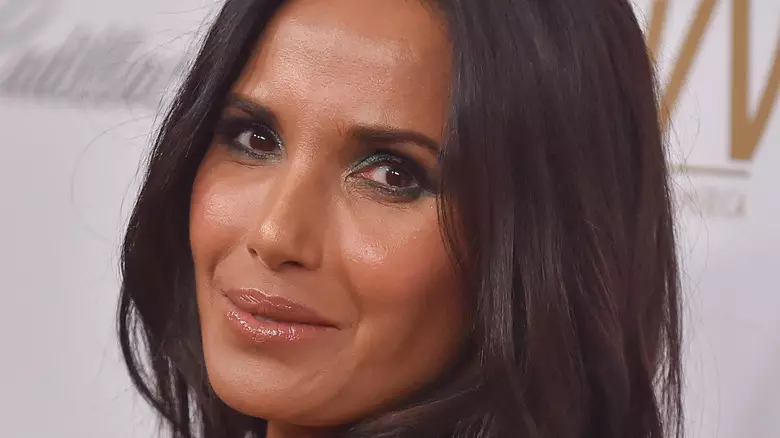 Padma Lakshmi sorbaldaren gainetik begira