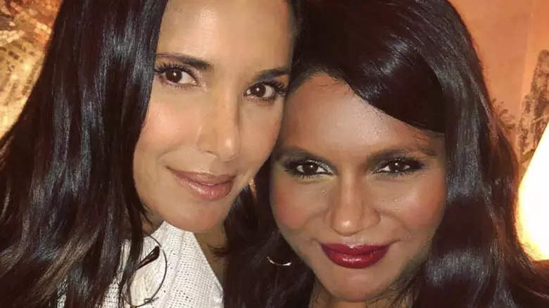 Padma Lakshmi és Mindy Kaling ölelkezik