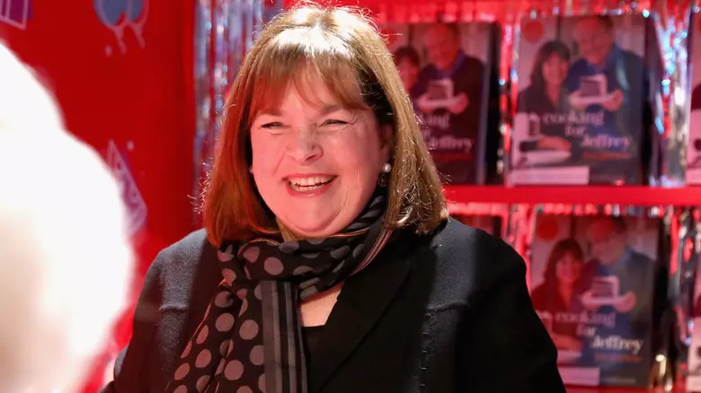 Ina Garten sonriendo a un peluche