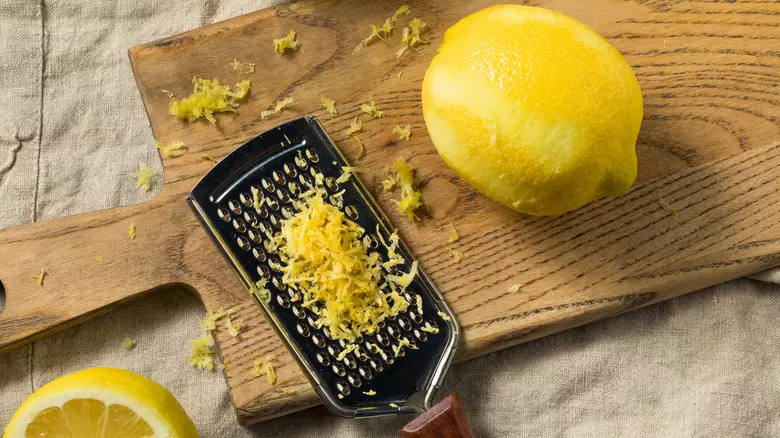 I-Lemon zest ku-grater yesiliva