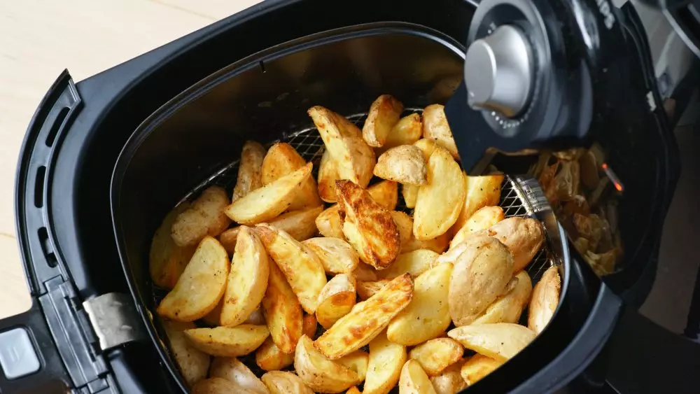 Kartoffelspalten in der Heißluftfritteuse zubereitet