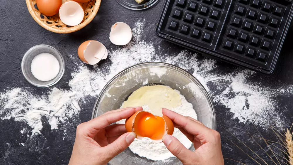 Membuat wafel dengan telur retak