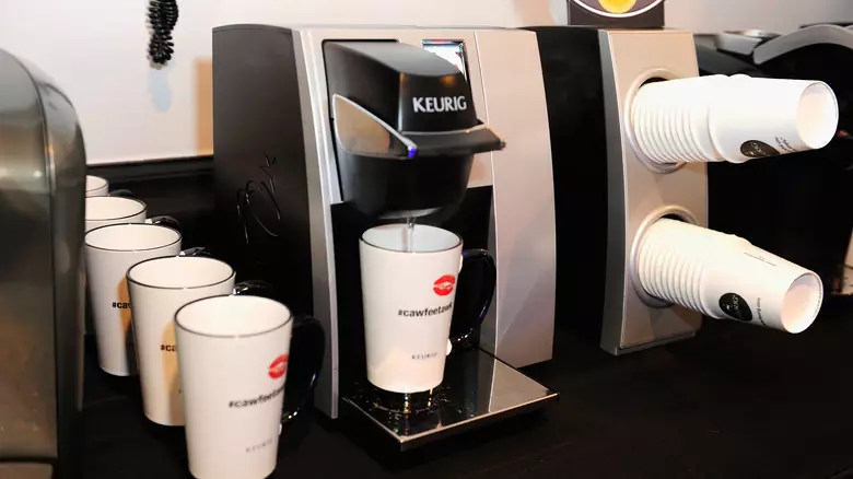 Keurig s hromadami kelímků