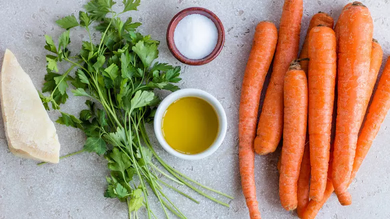 Zutaten für geröstete Karotten mit Parmesan