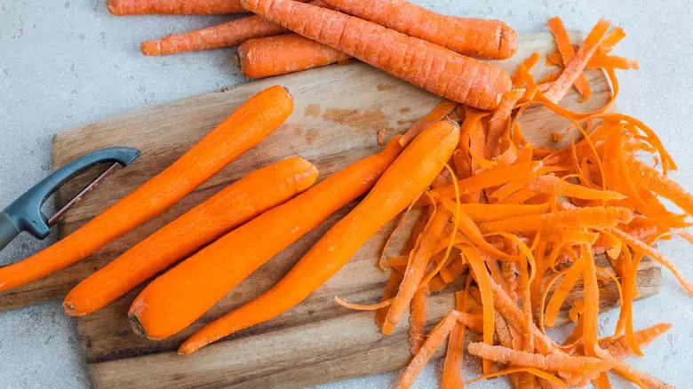 切菜板上去皮的胡萝卜