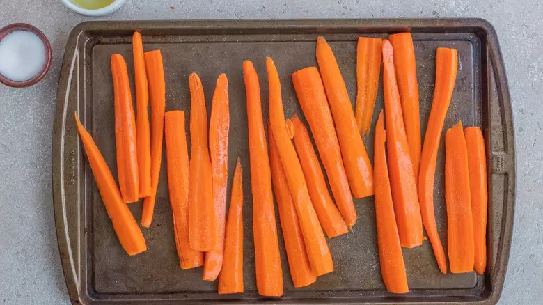 Porkkanat uunipellille