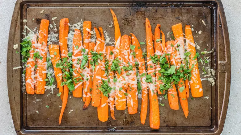 пармезан печени моркови с магданоз