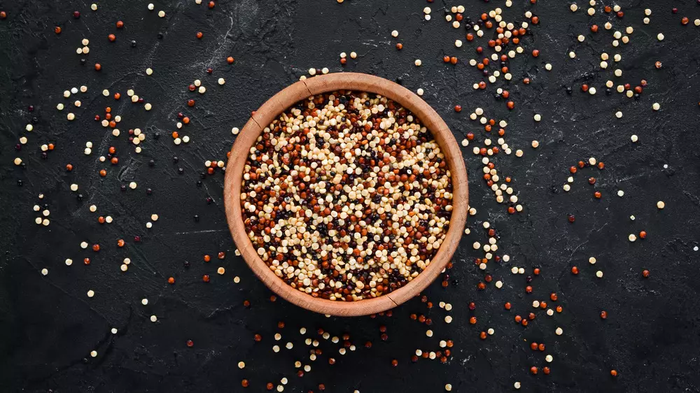 Quinoa vermelha e marrom em uma tigela