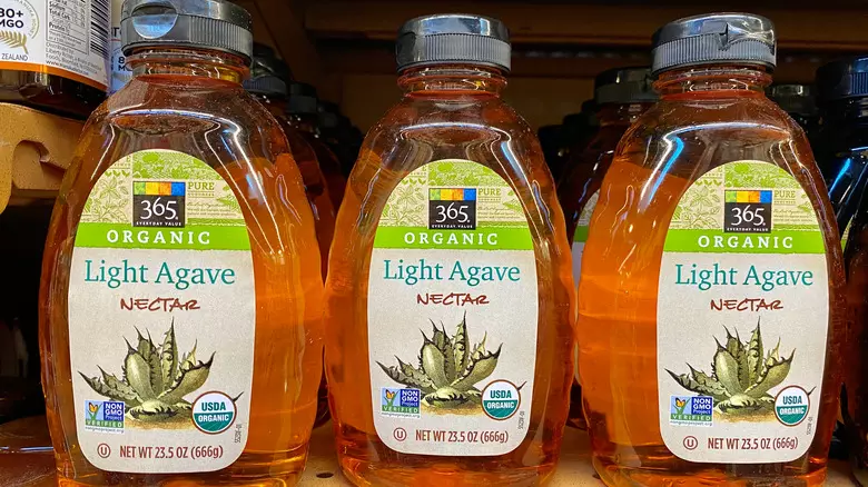 Botellas de néctar de agave en un estante