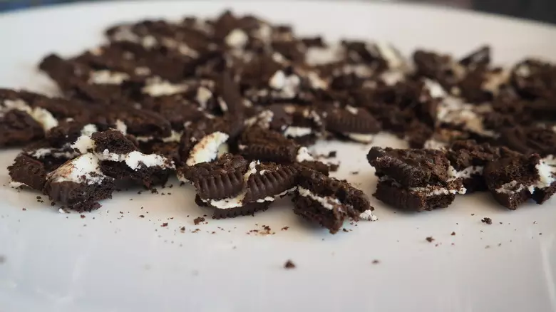 hoe oreo-koekjes te verpletteren voor copycat met 2 ingrediënten Dairy Queen Oreo Blizzard