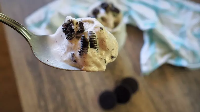 gawang bahay na 2-ingredient copycat Dairy Queen Oreo Blizzard