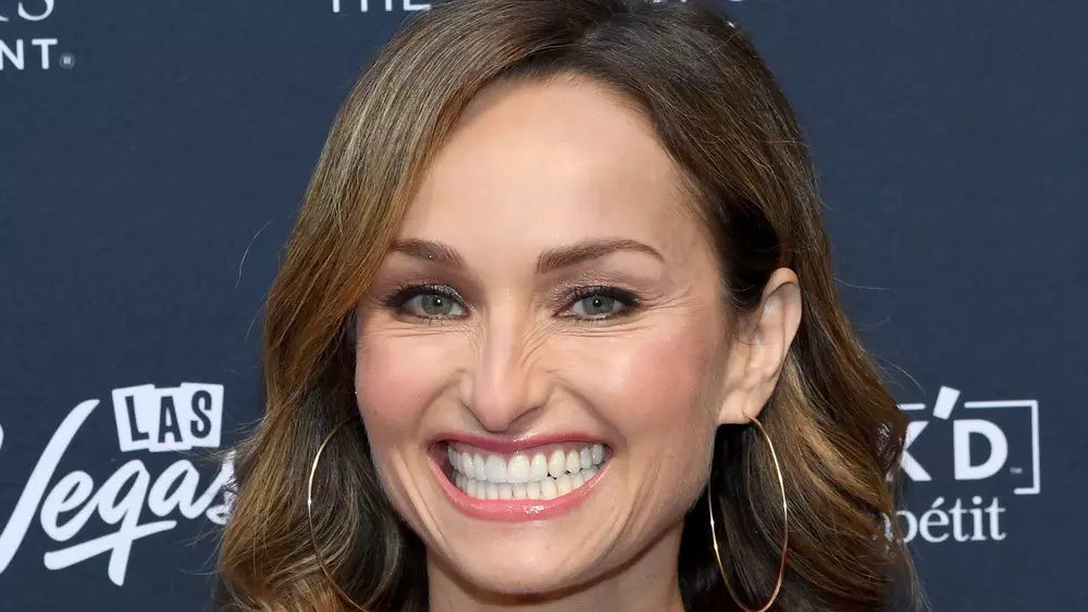 Giada De Laurentiis zâmbind mare