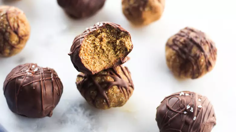 Bolas de mantequilla de maní bañadas en chocolate