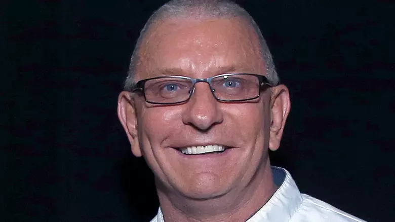 Robert Irvine ka jase e tšoeu ea chef