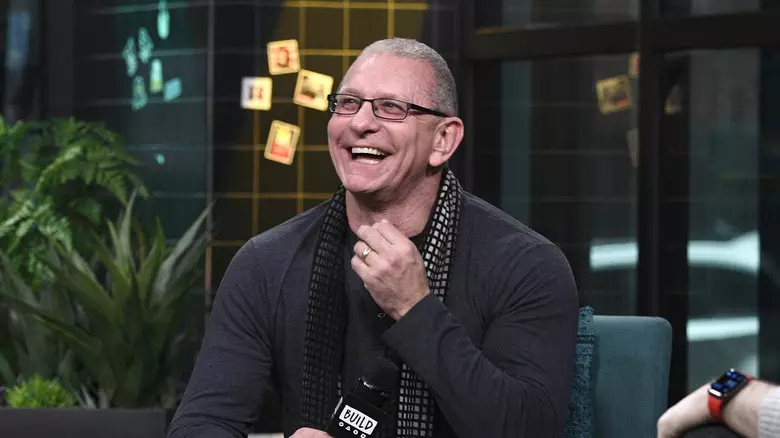 Robert Irvine ak mikwofòn ak ri