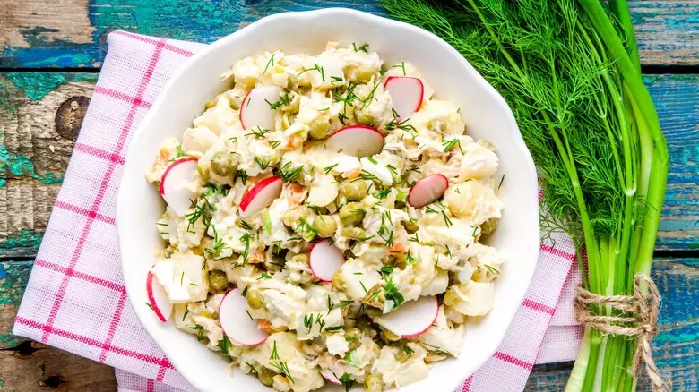 Salad kentang jeung bawang jeung radishes