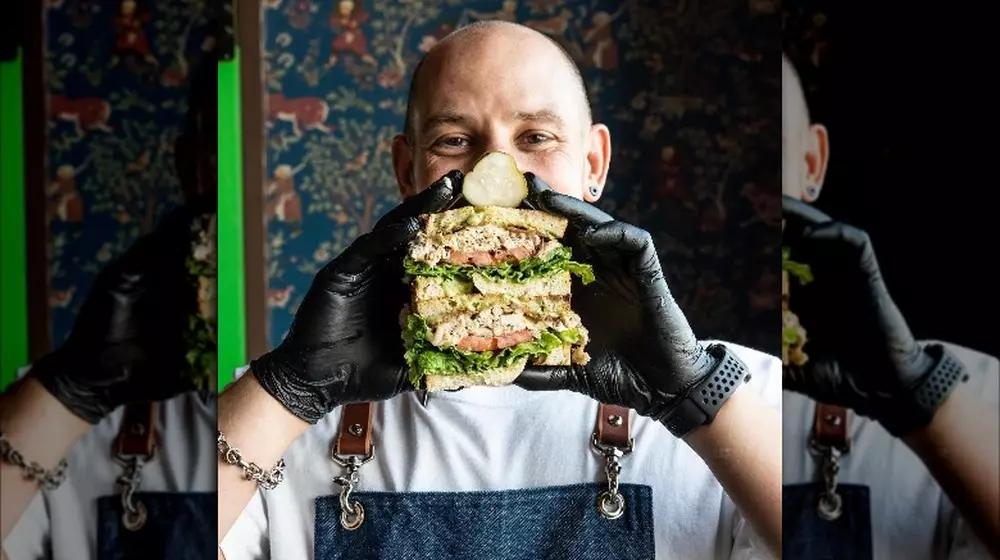 Chef Aaron Staudenmaier miaraka amin'ny sandwich